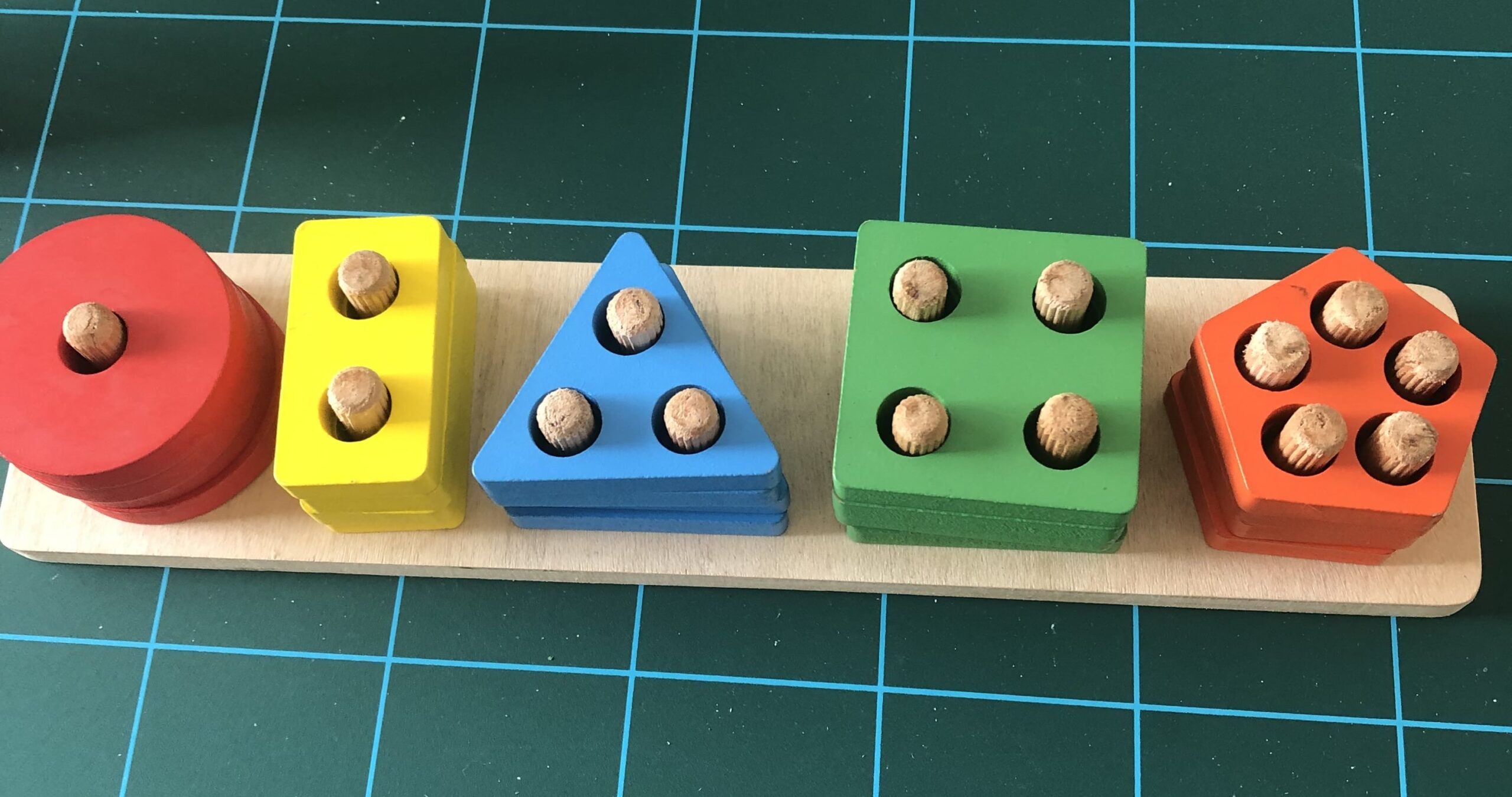 Tablero para Ensamblar Figuras Geométricas - Tu Guía Montessori